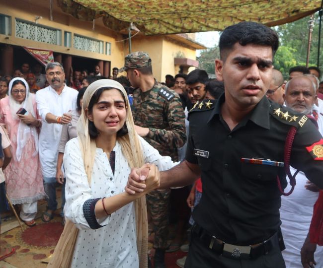 Captain Anshuman Singh: बलिदानी का पार्थिव गांव पहुंचते ही भारत मां के नारे से गूंज उठा इलाका ...